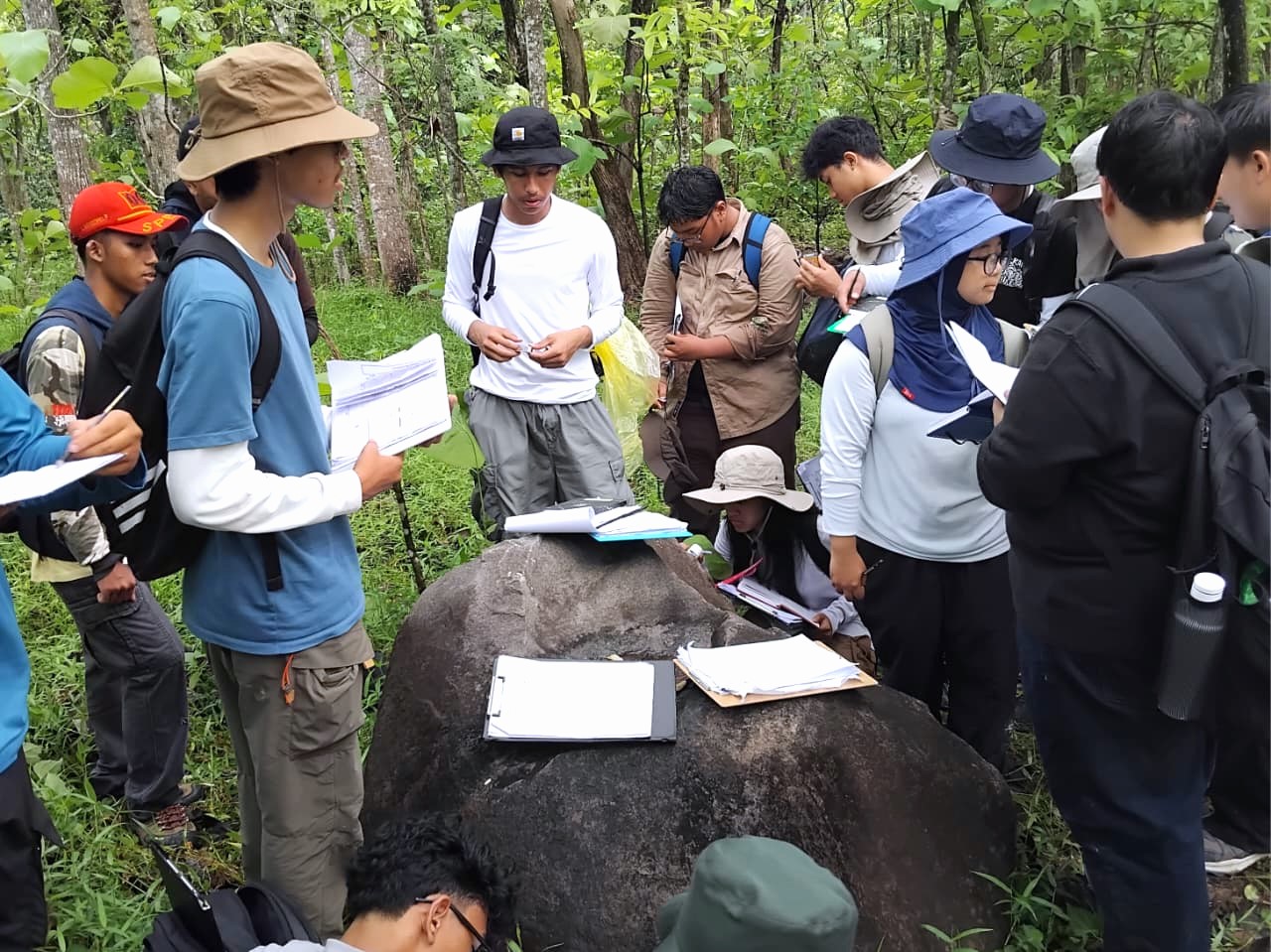 Fieldtrip Geologi Dasar Mahasiswa Angkatan 2025 di Perbukitan Jiwo ...