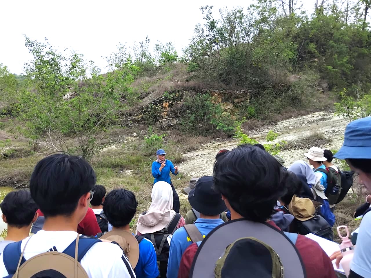Fieldtrip Geologi Dasar Mahasiswa Angkatan 2025 di Perbukitan Jiwo ...